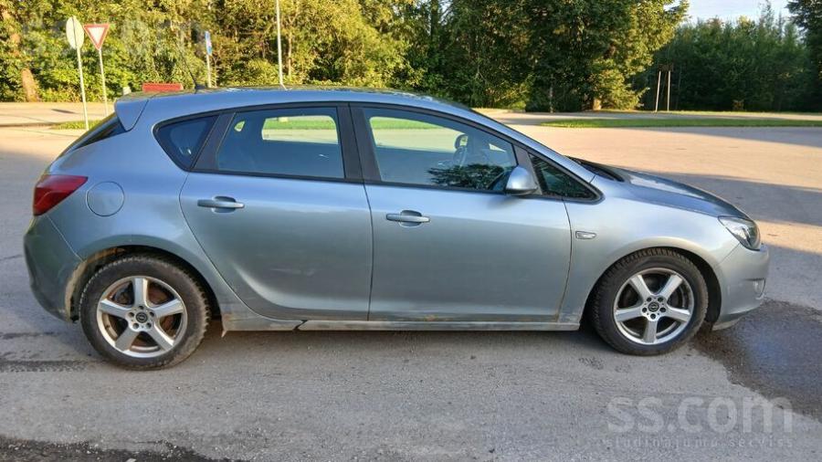 Grey Opel Astra 2012 in Riga, with an engine capacity of 1.40 L and mileage of 251 thousand km for 1000 €, photo 3 on AUTOMOTO.COM.LV
