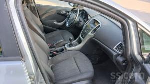 Grey Opel Astra 2012 in Riga, with an engine capacity of 1.40 L and mileage of 251 thousand km for 1000 €, photo 4 on AUTOMOTO.COM.LV