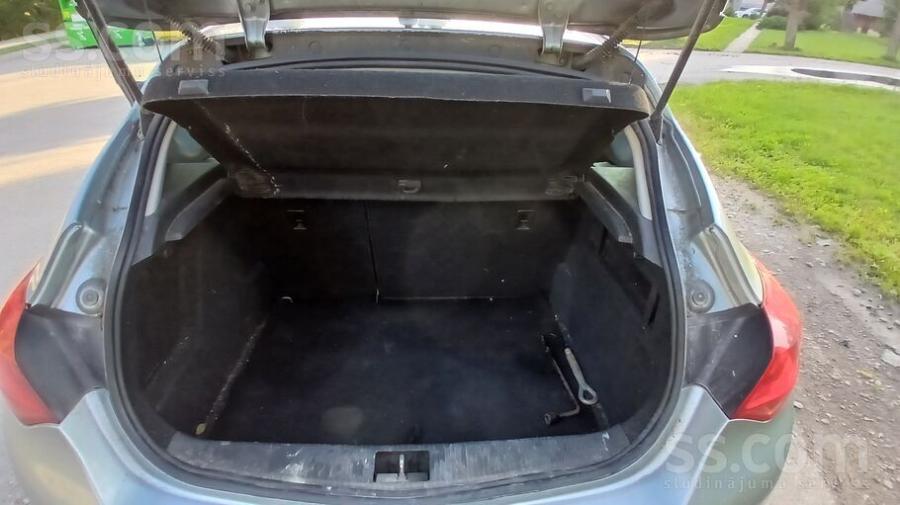 Grey Opel Astra 2012 in Riga, with an engine capacity of 1.40 L and mileage of 251 thousand km for 1000 €, photo 9 on AUTOMOTO.COM.LV