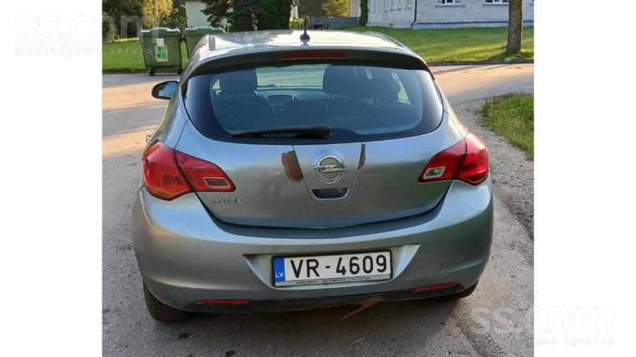 Grey Opel Astra 2012 in Riga, with an engine capacity of 1.40 L and mileage of 251 thousand km for 1000 €, photo 10 on AUTOMOTO.COM.LV
