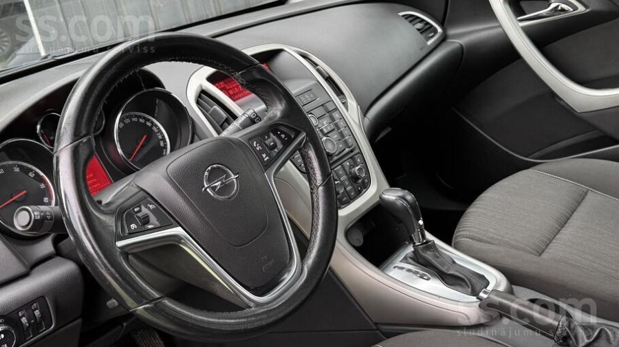 Grey Opel Astra 2012 in Riga, with an engine capacity of 1.40 L and mileage of 283 thousand km for 3950 €, photo 6 on AUTOMOTO.COM.LV