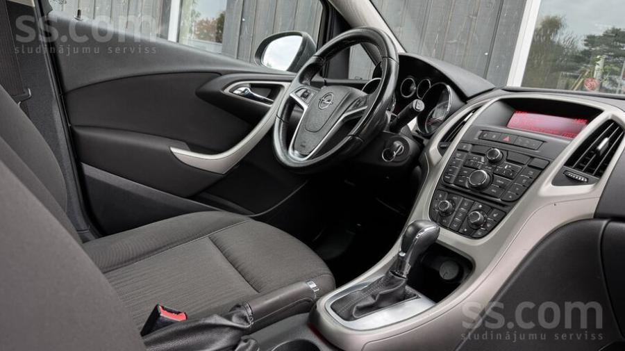 Grey Opel Astra 2012 in Riga, with an engine capacity of 1.40 L and mileage of 283 thousand km for 3950 €, photo 7 on AUTOMOTO.COM.LV