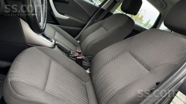 Grey Opel Astra 2012 in Riga, with an engine capacity of 1.40 L and mileage of 283 thousand km for 3950 €, photo 8 on AUTOMOTO.COM.LV