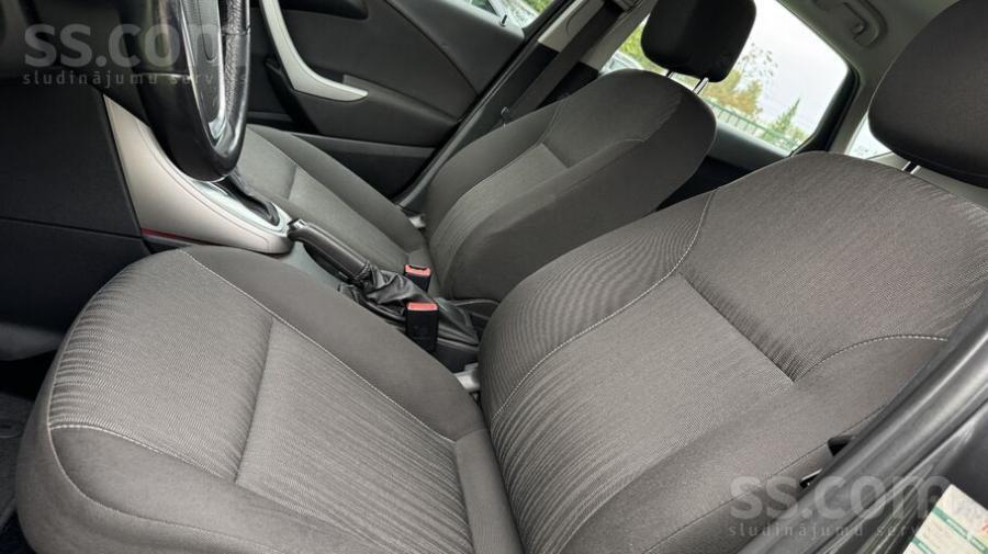 Grey Opel Astra 2012 in Riga, with an engine capacity of 1.40 L and mileage of 283 thousand km for 3950 €, photo 8 on AUTOMOTO.COM.LV