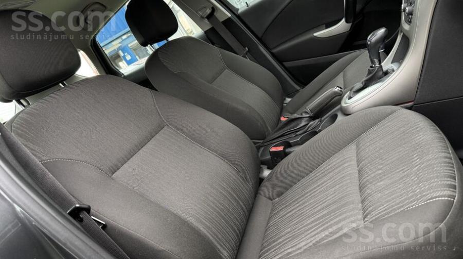 Grey Opel Astra 2012 in Riga, with an engine capacity of 1.40 L and mileage of 283 thousand km for 3950 €, photo 11 on AUTOMOTO.COM.LV
