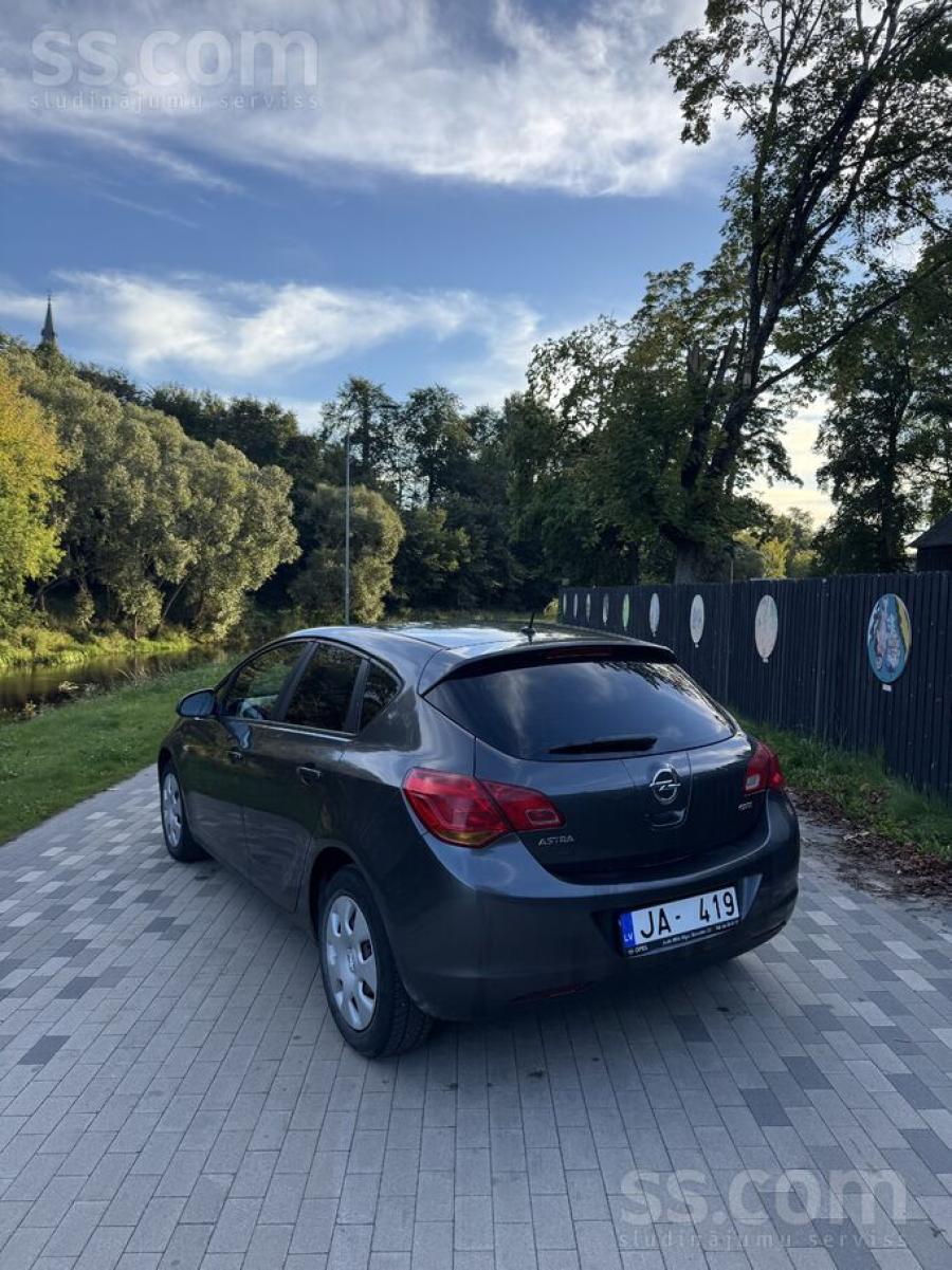 Pelēks Opel Astra 2012 Rēzekne, ar dzinēja tilpumu 1.70 L un nobraukumu 306 tūkst. km par 2550 €, foto 3 vietnē AUTOMOTO.COM.LV