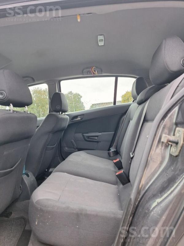 Pelēks Opel Astra 2012 Rīga, ar dzinēja tilpumu 1.70 L un nobraukumu 279 tūkst. km par 1695 €, foto 6 vietnē AUTOMOTO.COM.LV
