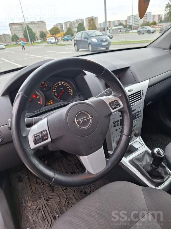Pelēks Opel Astra 2012 Rīga, ar dzinēja tilpumu 1.70 L un nobraukumu 279 tūkst. km par 1695 €, foto 8 vietnē AUTOMOTO.COM.LV