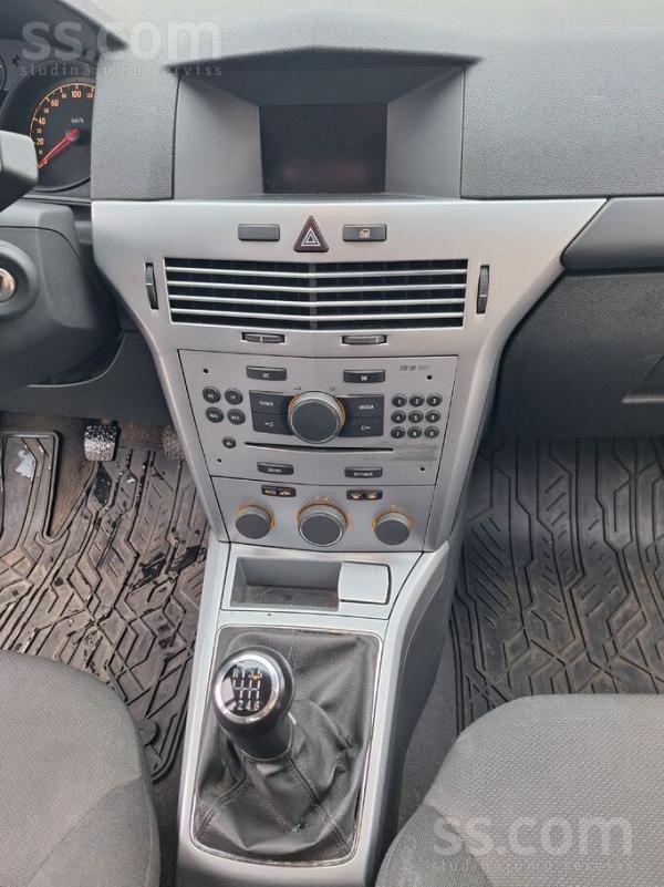 Pelēks Opel Astra 2012 Rīga, ar dzinēja tilpumu 1.70 L un nobraukumu 279 tūkst. km par 1695 €, foto 9 vietnē AUTOMOTO.COM.LV