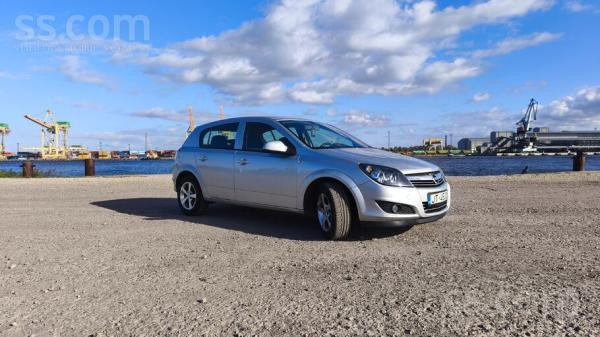 Pelēks Opel Astra 2012 Rīga, ar dzinēja tilpumu 1.60 L un nobraukumu 210 tūkst. km par 2200 €, foto 3 vietnē AUTOMOTO.COM.LV