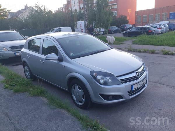 Grey Opel Astra 2013 in Riga, with an engine capacity of 1.70 L and mileage of 235 thousand km for 1999 €, photo 2 on AUTOMOTO.COM.LV