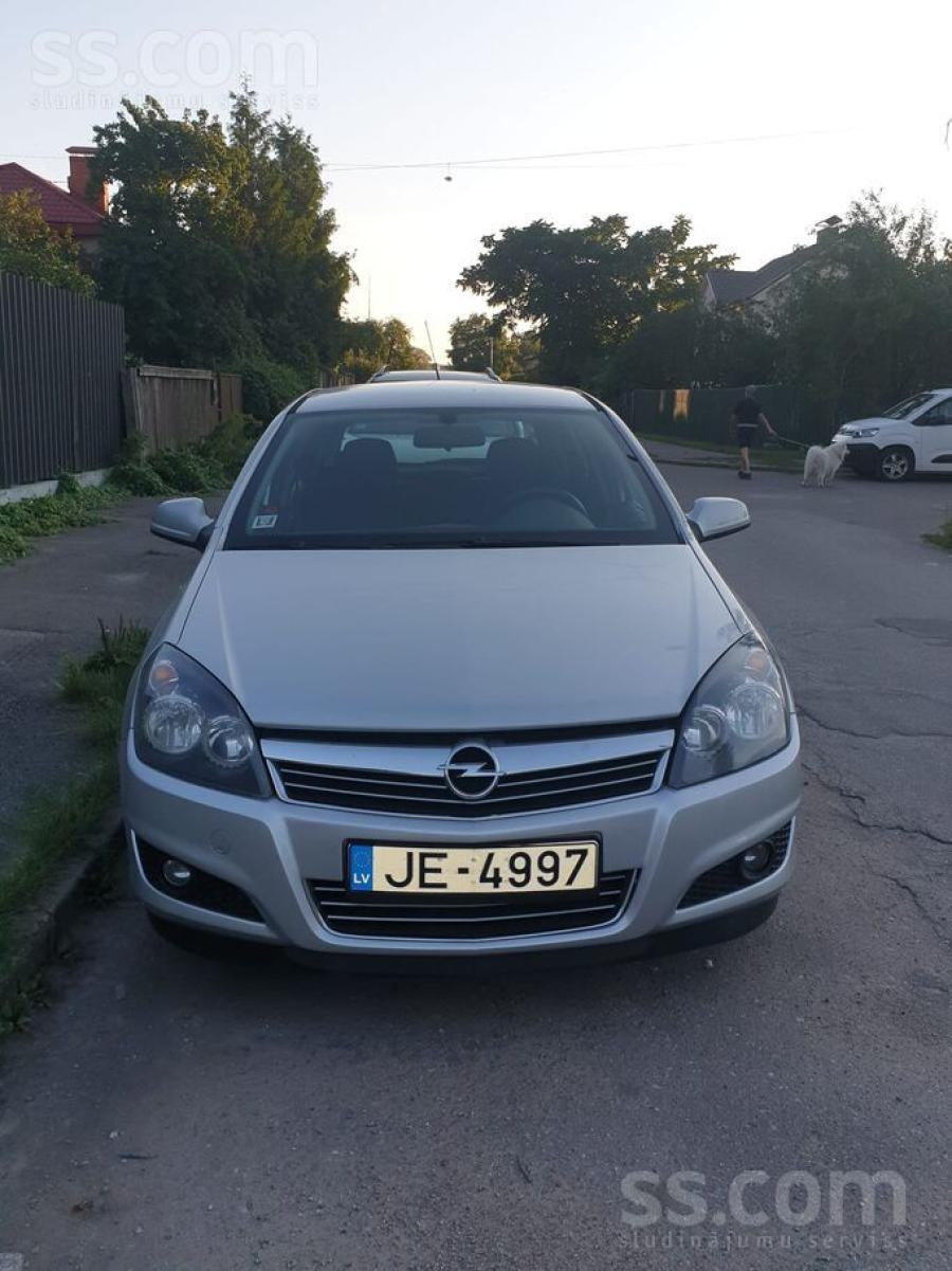 Pelēks Opel Astra 2013 Rīga, ar dzinēja tilpumu 1.70 L un nobraukumu 235 tūkst. km par 1999 €, foto 3 vietnē AUTOMOTO.COM.LV