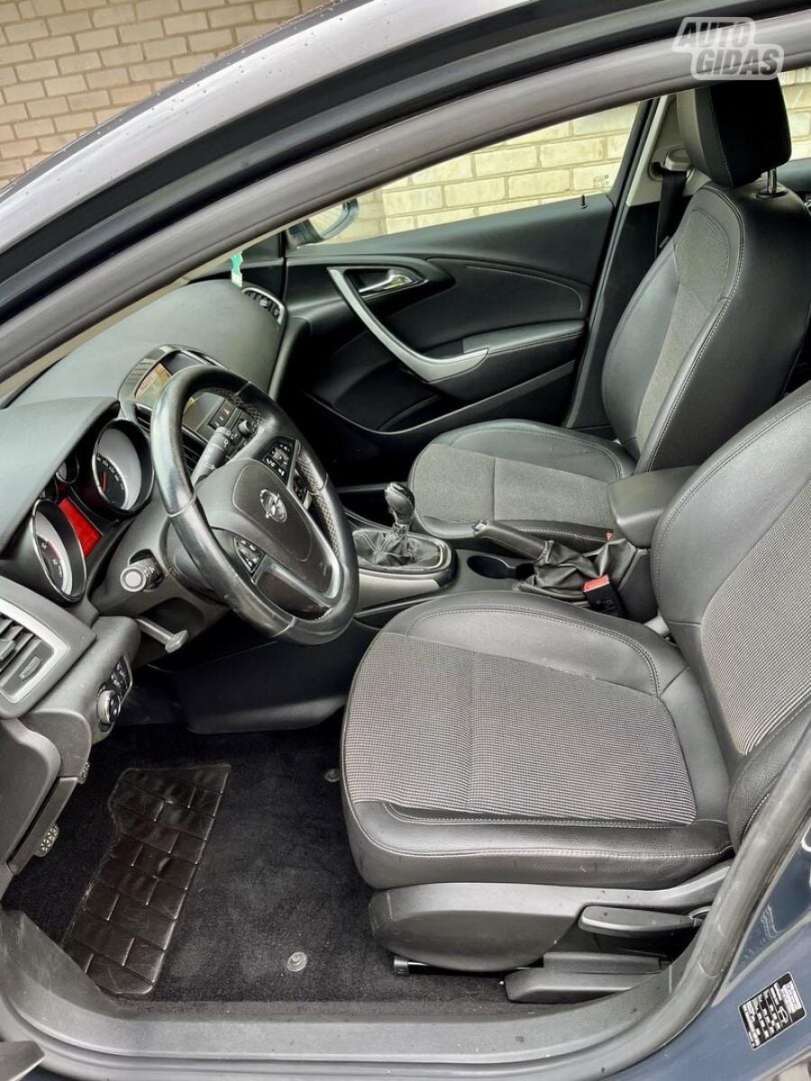 Grey Opel Astra 2013 in Kaunas, with an engine capacity of 1.70 L and mileage of 244 thousand km for 3600 €, photo 9 on AUTOMOTO.COM.LV