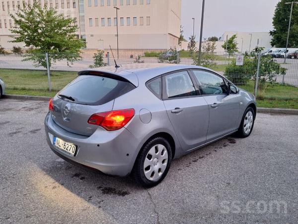Pelēks Opel Astra 2013 Rīga, ar dzinēja tilpumu 1.70 L un nobraukumu 330 tūkst. km par 950 €, foto 2 vietnē AUTOMOTO.COM.LV