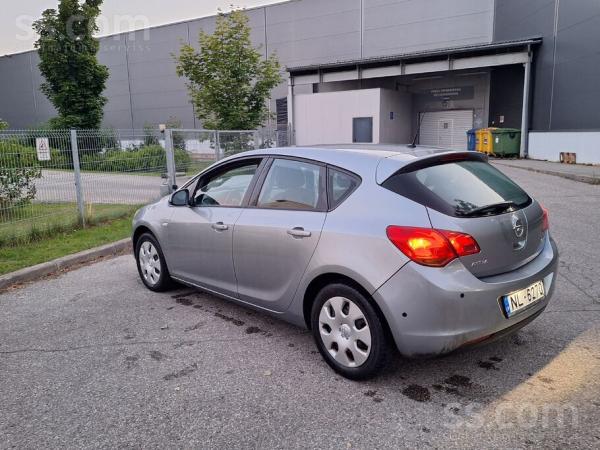 Pelēks Opel Astra 2013 Rīga, ar dzinēja tilpumu 1.70 L un nobraukumu 330 tūkst. km par 950 €, foto 3 vietnē AUTOMOTO.COM.LV