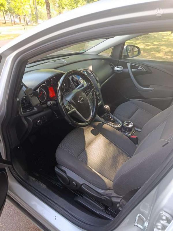 Grey Opel Astra 2013 in Jonava, with an engine capacity of 1.69 L and mileage of 188 thousand km for 3000 €, photo 8 on AUTOMOTO.COM.LV