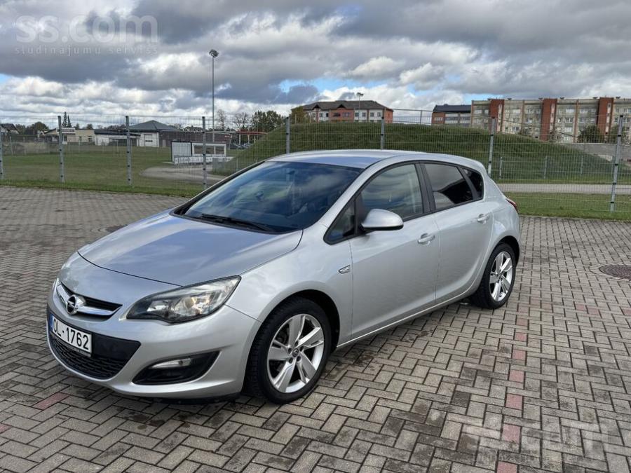 Grey Opel Astra 2013 in Valmiera, with an engine capacity of 1.40 L and mileage of 224 thousand km for 4900 €, photo 1 on AUTOMOTO.COM.LV