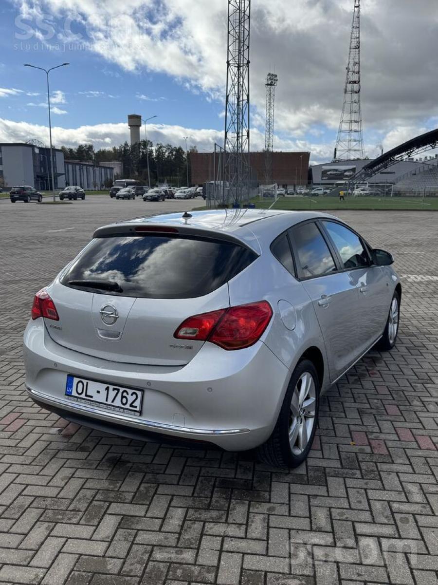 Grey Opel Astra 2013 in Valmiera, with an engine capacity of 1.40 L and mileage of 224 thousand km for 4900 €, photo 3 on AUTOMOTO.COM.LV