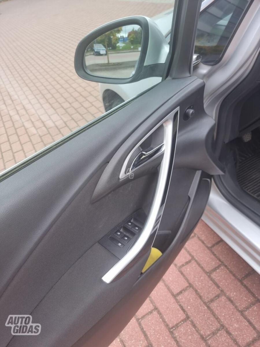 Grey Opel Astra 2013 in Vilnius, with an engine capacity of 1.70 L and mileage of 118 thousand km for 3690 €, photo 8 on AUTOMOTO.COM.LV