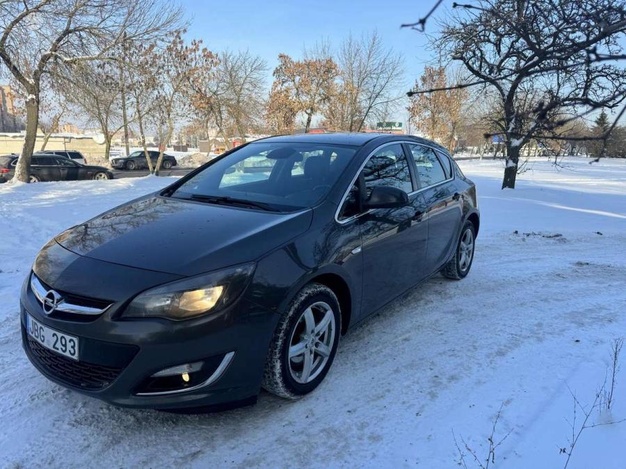 Grey Opel Astra 2014 in Klaipeda, with an engine capacity of 1.69 L and mileage of 248 thousand km for 3100 €, photo 1 on AUTOMOTO.COM.LV