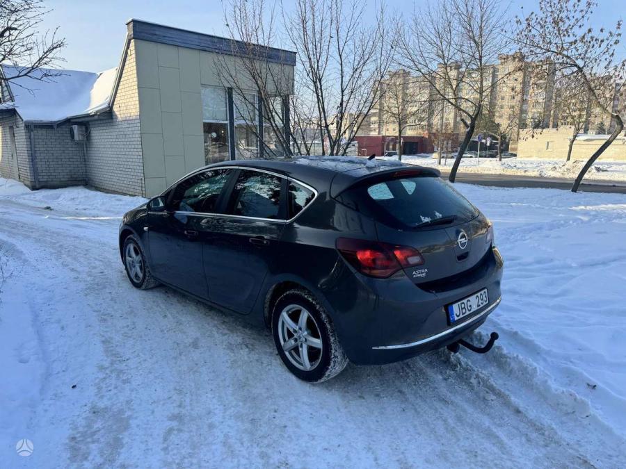 Grey Opel Astra 2014 in Klaipeda, with an engine capacity of 1.69 L and mileage of 248 thousand km for 3100 €, photo 7 on AUTOMOTO.COM.LV