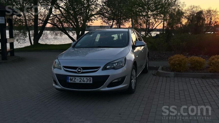 Grey Opel Astra 2015 in Ogre, with an engine capacity of 1.60 L and mileage of 180 thousand km for 1700 €, photo 2 on AUTOMOTO.COM.LV