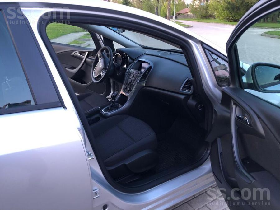 Grey Opel Astra 2015 in Ogre, with an engine capacity of 1.60 L and mileage of 180 thousand km for 1700 €, photo 5 on AUTOMOTO.COM.LV