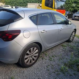 Grey Opel Astra 2015 in Pakruojis, with an engine capacity of 1.60 L and mileage of 240 thousand km for 2950 €, photo 5 on AUTOMOTO.COM.LV