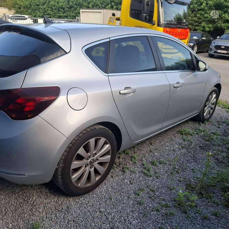 Grey Opel Astra 2015 in Pakruojis, with an engine capacity of 1.60 L and mileage of 240 thousand km for 2950 €, photo 5 on AUTOMOTO.COM.LV