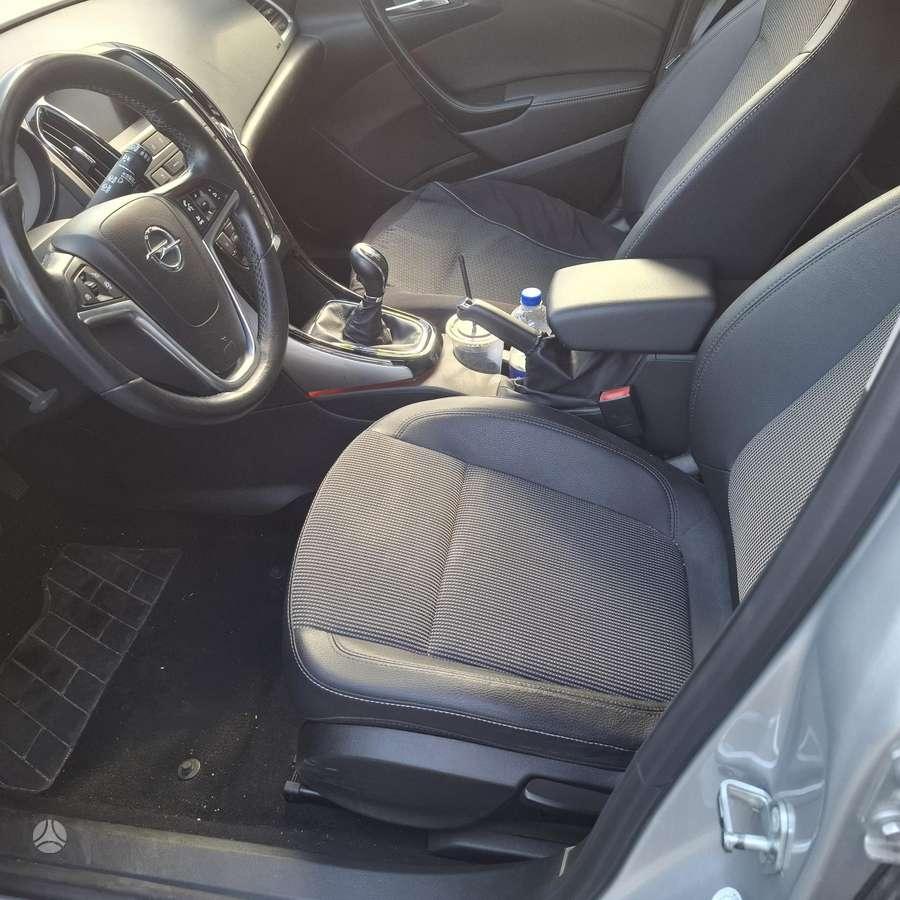 Grey Opel Astra 2015 in Pakruojis, with an engine capacity of 1.60 L and mileage of 240 thousand km for 2950 €, photo 9 on AUTOMOTO.COM.LV