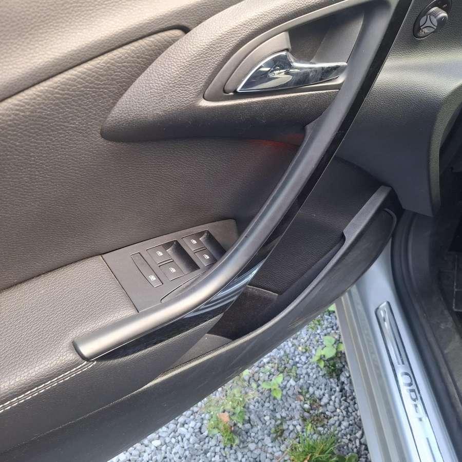 Grey Opel Astra 2015 in Pakruojis, with an engine capacity of 1.60 L and mileage of 240 thousand km for 2950 €, photo 10 on AUTOMOTO.COM.LV
