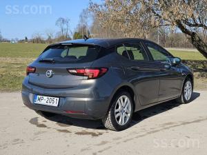 Grey Opel Astra 2016 in Riga, with an engine capacity of 1.60 L and mileage of 204 thousand km for 5199 €, photo 4 on AUTOMOTO.COM.LV