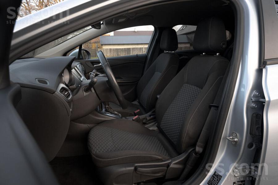 Grey Opel Astra 2016 in Jelgava, with an engine capacity of 1.60 L and mileage of 161 thousand km for 7900 €, photo 12 on AUTOMOTO.COM.LV