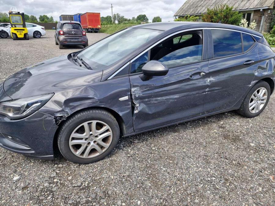 Pelēks Opel Astra 2016 Marijampole, ar dzinēja tilpumu 1.40 L un nobraukumu 198 tūkst. km par 4100 €, foto 5 vietnē AUTOMOTO.COM.LV