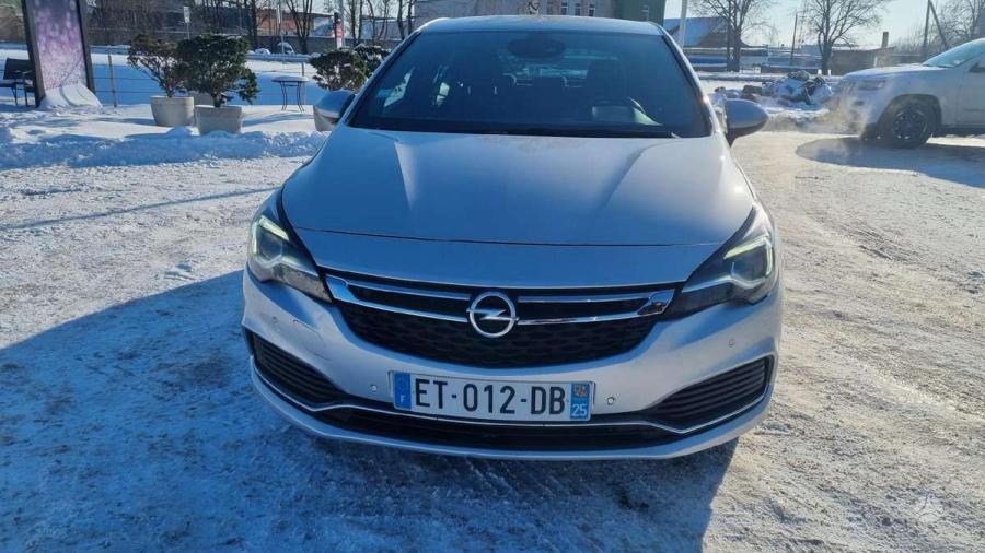 Grey Opel Astra 2017 in Taurage, with an engine capacity of 1.60 L and mileage of 147 thousand km for 6700 €, photo 1 on AUTOMOTO.COM.LV