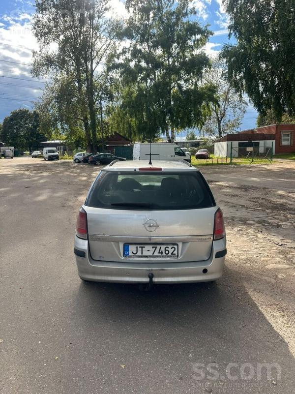 Grey Opel Astra 2005 in Riga, with an engine capacity of 1.60 L and mileage of 233 thousand km for 1100 €, photo 3 on AUTOMOTO.COM.LV