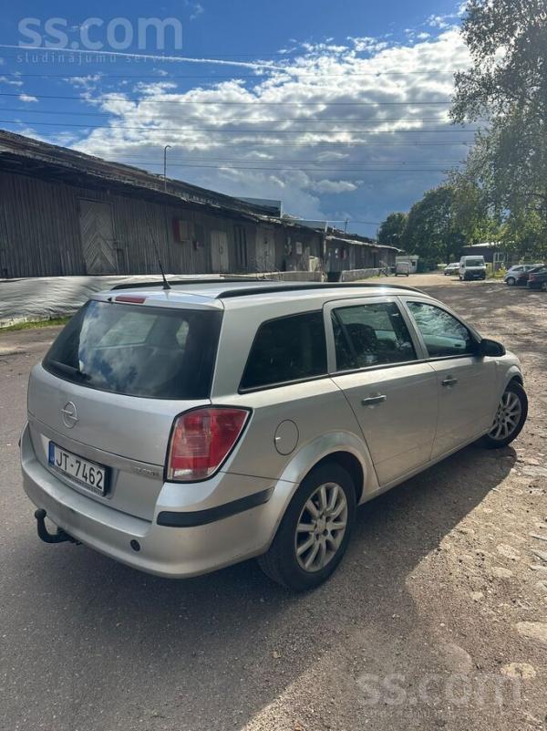 Grey Opel Astra 2005 in Riga, with an engine capacity of 1.60 L and mileage of 233 thousand km for 1100 €, photo 4 on AUTOMOTO.COM.LV