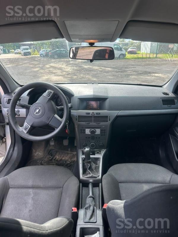 Grey Opel Astra 2005 in Riga, with an engine capacity of 1.60 L and mileage of 233 thousand km for 1100 €, photo 6 on AUTOMOTO.COM.LV