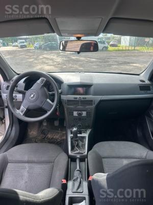 Grey Opel Astra 2005 in Riga, with an engine capacity of 1.60 L and mileage of 233 thousand km for 1100 €, photo 6 on AUTOMOTO.COM.LV