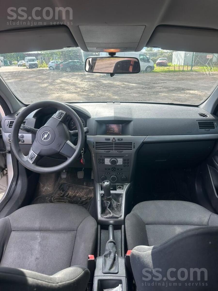 Grey Opel Astra 2005 in Riga, with an engine capacity of 1.60 L and mileage of 233 thousand km for 1100 €, photo 6 on AUTOMOTO.COM.LV