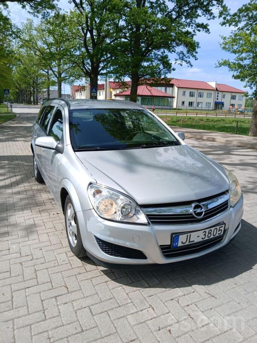 Grey Opel Astra 2008 in Riga, with an engine capacity of 1.70 L and mileage of 294 thousand km for 1590 €, photo 2 on AUTOMOTO.COM.LV