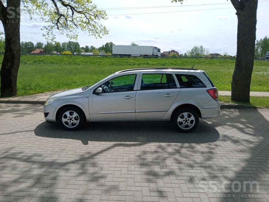 Grey Opel Astra 2008 in Riga, with an engine capacity of 1.70 L and mileage of 294 thousand km for 1590 €, photo 4 on AUTOMOTO.COM.LV