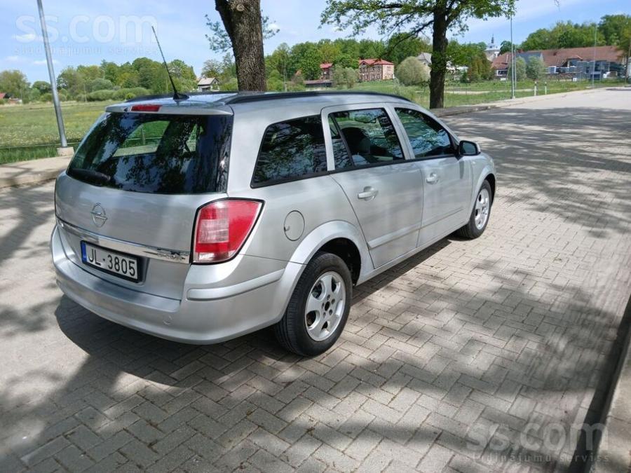 Grey Opel Astra 2008 in Riga, with an engine capacity of 1.70 L and mileage of 294 thousand km for 1590 €, photo 6 on AUTOMOTO.COM.LV