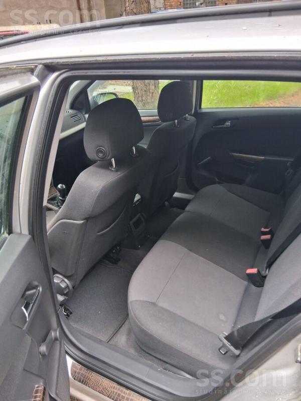 Grey Opel Astra 2008 in Jurmala, with an engine capacity of 1.90 L and mileage of 366 thousand km for 1450 €, photo 6 on AUTOMOTO.COM.LV