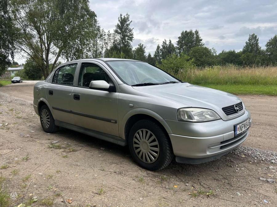 Grey Opel Astra 1999 in Vilnius, with an engine capacity of 1.60 L and mileage of 220 thousand km for 550 €, photo 1 on AUTOMOTO.COM.LV
