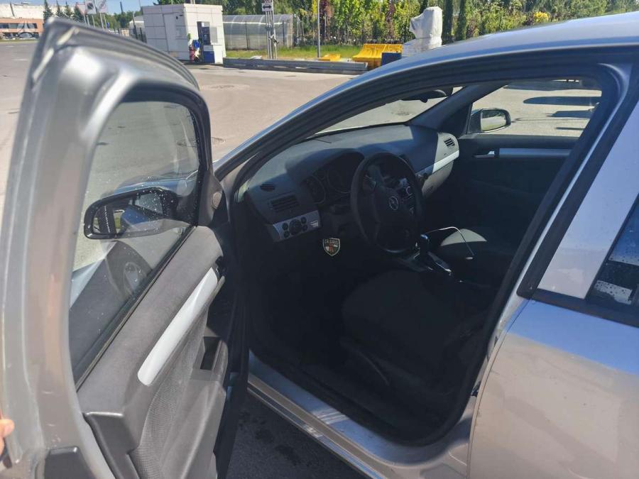 Pelēks Opel Astra 2004 Utena, ar dzinēja tilpumu 1.80 L un nobraukumu 206 tūkst. km par 1500 €, foto 3 vietnē AUTOMOTO.COM.LV