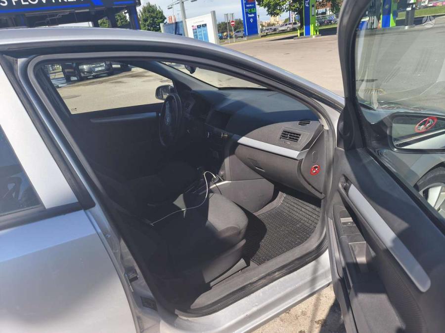 Pelēks Opel Astra 2004 Utena, ar dzinēja tilpumu 1.80 L un nobraukumu 206 tūkst. km par 1500 €, foto 4 vietnē AUTOMOTO.COM.LV