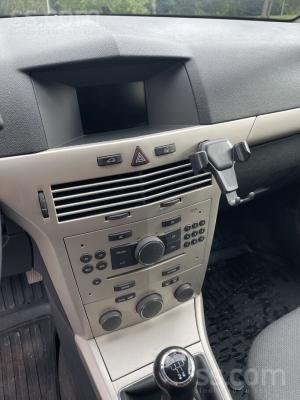 Grey Opel Astra 2007 in Riga, with an engine capacity of 1.60 L and mileage of 186 thousand km for 1300 €, photo 4 on AUTOMOTO.COM.LV