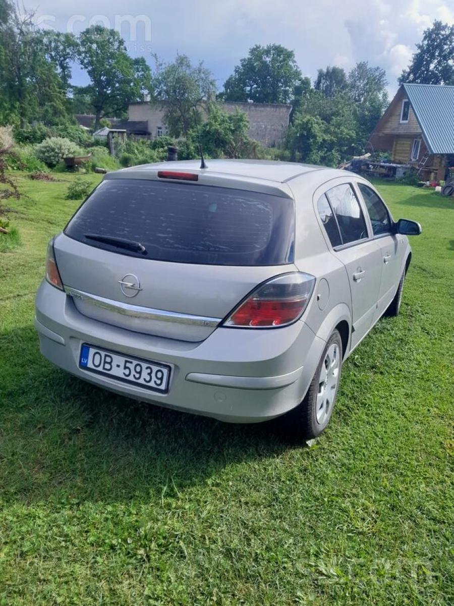 Grey Opel Astra 2008 in Preili, with an engine capacity of 1.60 L and mileage of 247 thousand km for 1980 €, photo 3 on AUTOMOTO.COM.LV