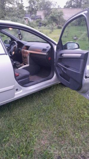 Grey Opel Astra 2008 in Preili, with an engine capacity of 1.60 L and mileage of 247 thousand km for 1980 €, photo 5 on AUTOMOTO.COM.LV